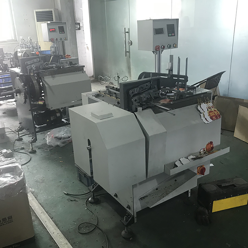 Hang Tag Stringer | Universal Machinery